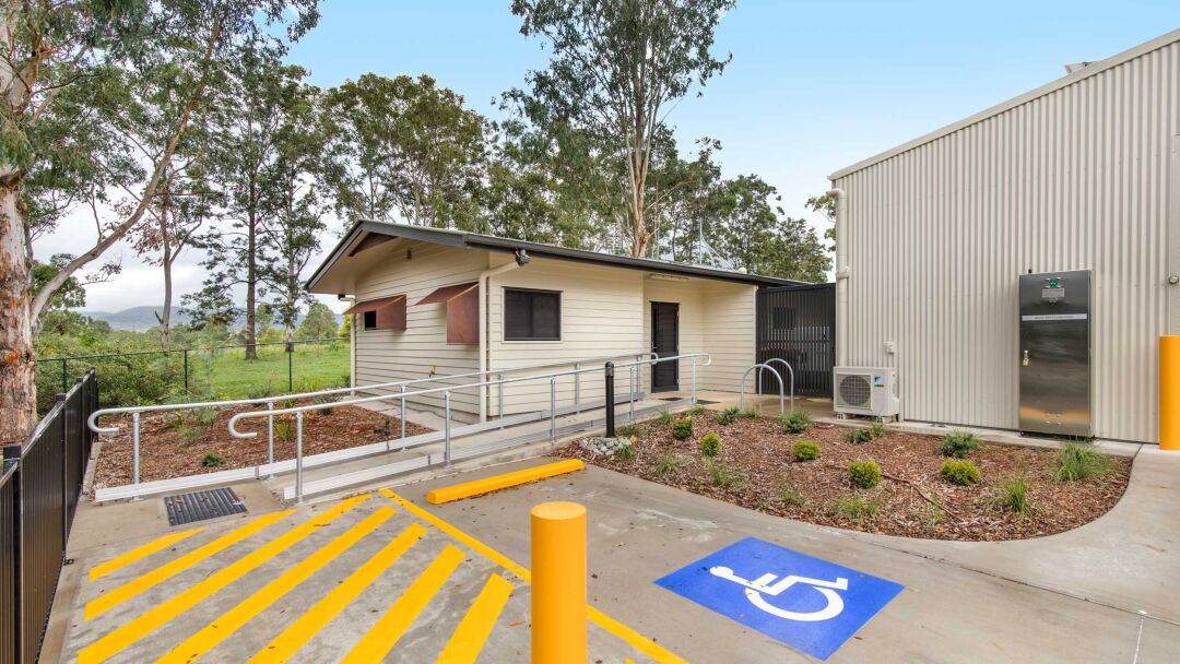 Queensland Ambulance Service Station / Hutchies