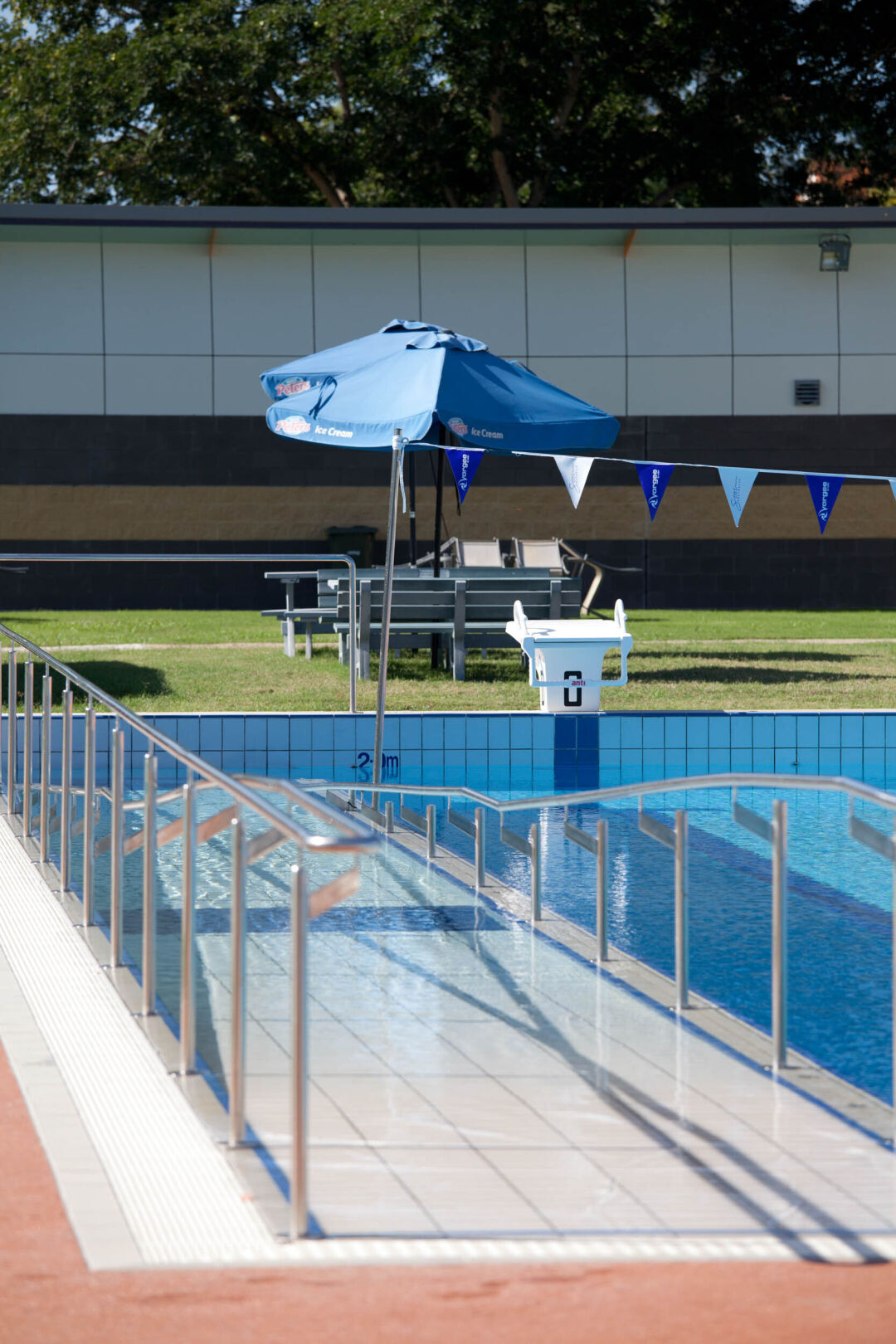 2nd World War Memorial Aquatic Centre / Hutchies