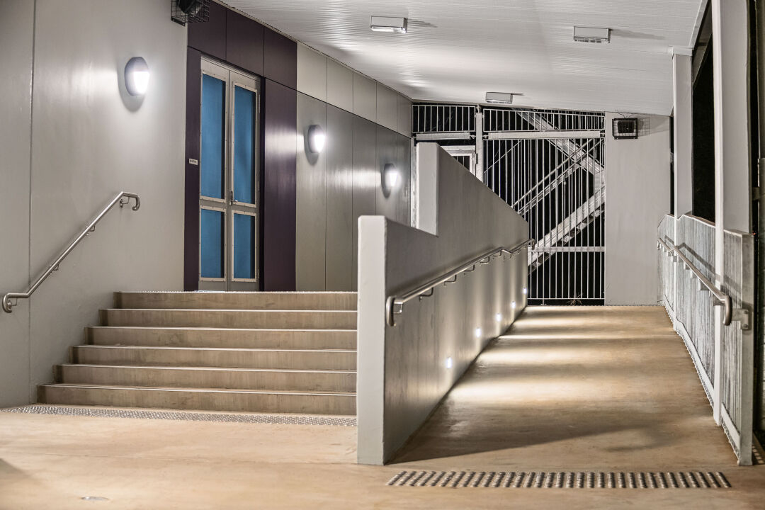 Centenary Heights State High School - Performing Arts Centre / Hutchies