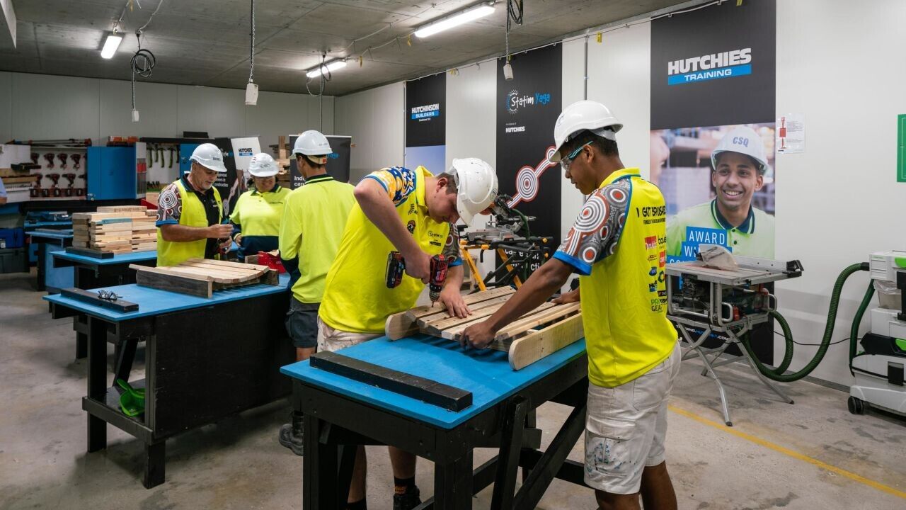 Training Minister Visits Hutchies' Training School / Hutchies