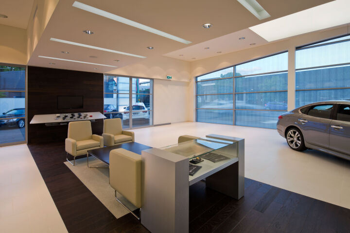 Infiniti Showroom / Hutchies