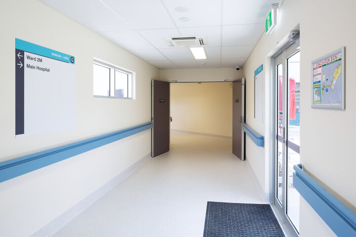 Logan Hospital Ward 2M / Hutchies