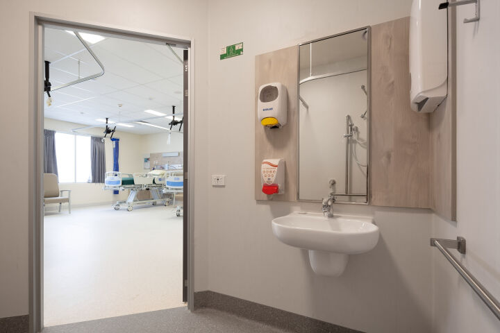 Logan Hospital Ward 2M / Hutchies
