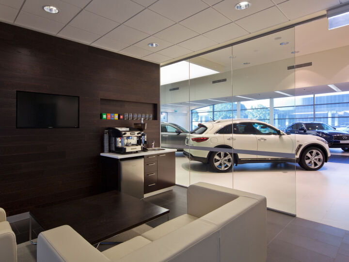 Infiniti Showroom / Hutchies