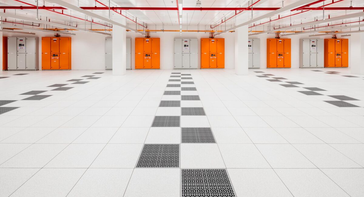 Global Switch Data Centre / Hutchies