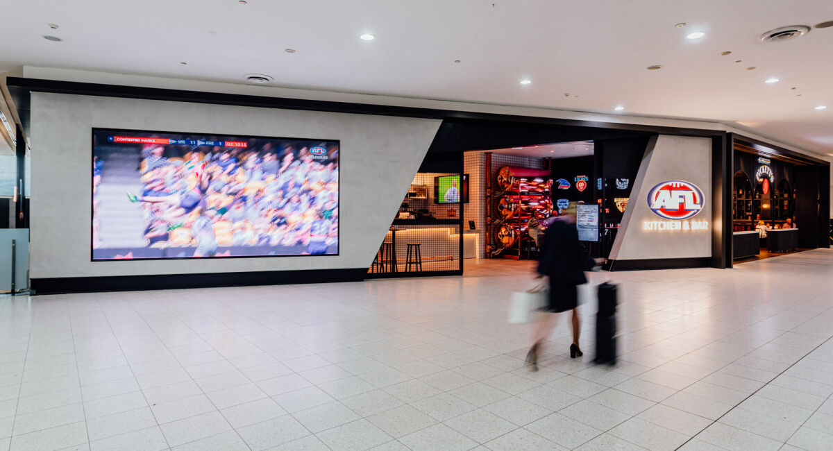 Melbourne Airport T2 Retail Expansion / Hutchies
